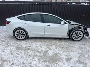White Tesla Model 3 2021 in Kaunas, with an engine capacity of 0.00 L and mileage of 103 thousand km for 13100 €, photo 5 on AUTOMOTO.COM.LV