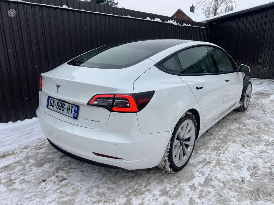 White Tesla Model 3 2021 in Kaunas, with an engine capacity of 0.00 L and mileage of 103 thousand km for 13100 €, photo 6 on AUTOMOTO.COM.LV