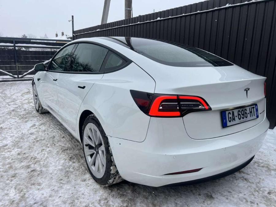 White Tesla Model 3 2021 in Kaunas, with an engine capacity of 0.00 L and mileage of 103 thousand km for 13100 €, photo 7 on AUTOMOTO.COM.LV