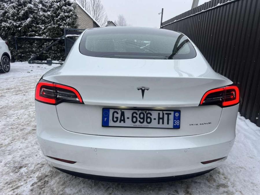 White Tesla Model 3 2021 in Kaunas, with an engine capacity of 0.00 L and mileage of 103 thousand km for 13100 €, photo 8 on AUTOMOTO.COM.LV