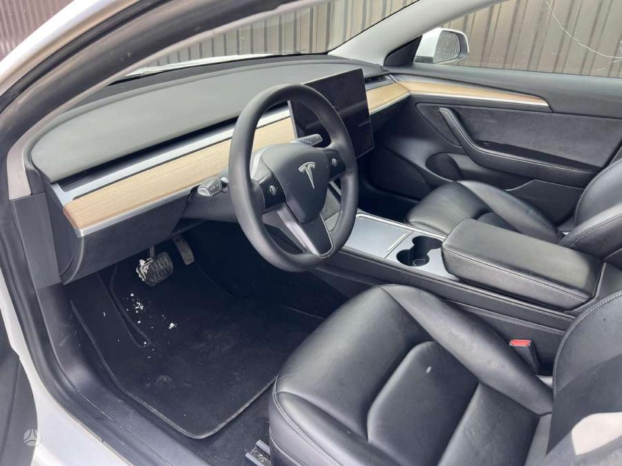 White Tesla Model 3 2021 in Kaunas, with an engine capacity of 0.00 L and mileage of 103 thousand km for 13100 €, photo 9 on AUTOMOTO.COM.LV