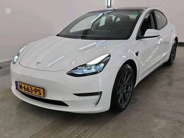 White Tesla Model 3 2021 in Kaunas, with an engine capacity of 0.00 L and mileage of 227 thousand km for 17550 €, photo 1 on AUTOMOTO.COM.LV