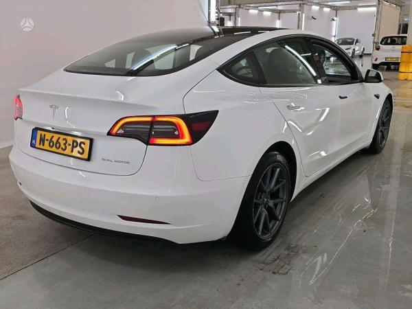 White Tesla Model 3 2021 in Kaunas, with an engine capacity of 0.00 L and mileage of 227 thousand km for 17550 €, photo 3 on AUTOMOTO.COM.LV