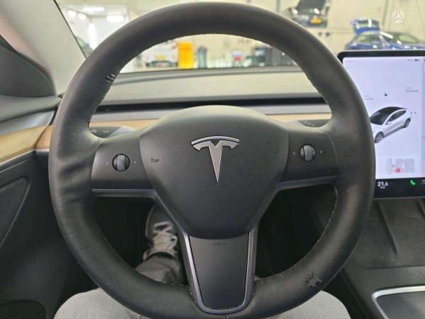 White Tesla Model 3 2021 in Kaunas, with an engine capacity of 0.00 L and mileage of 227 thousand km for 17550 €, photo 8 on AUTOMOTO.COM.LV