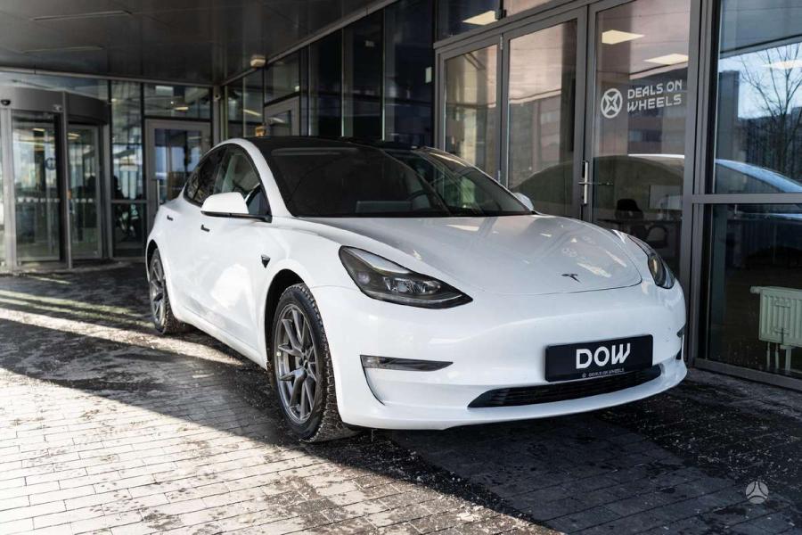 Balts Tesla Model 3 2021 Viļņa, ar dzinēja tilpumu 0.00 L un nobraukumu 96 tūkst. km par 23990 €, foto 1 vietnē AUTOMOTO.COM.LV