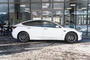 Balts Tesla Model 3 2021 Viļņa, ar dzinēja tilpumu 0.00 L un nobraukumu 96 tūkst. km par 23990 €, foto 3 vietnē AUTOMOTO.COM.LV