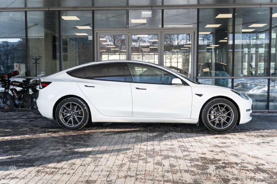 Balts Tesla Model 3 2021 Viļņa, ar dzinēja tilpumu 0.00 L un nobraukumu 96 tūkst. km par 23990 €, foto 3 vietnē AUTOMOTO.COM.LV