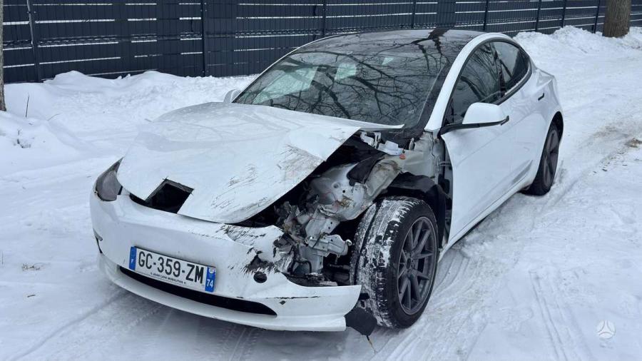 White Tesla Model 3 2021 in Jonava, with an engine capacity of 0.00 L and mileage of 60 thousand km for 9550 €, photo 2 on AUTOMOTO.COM.LV