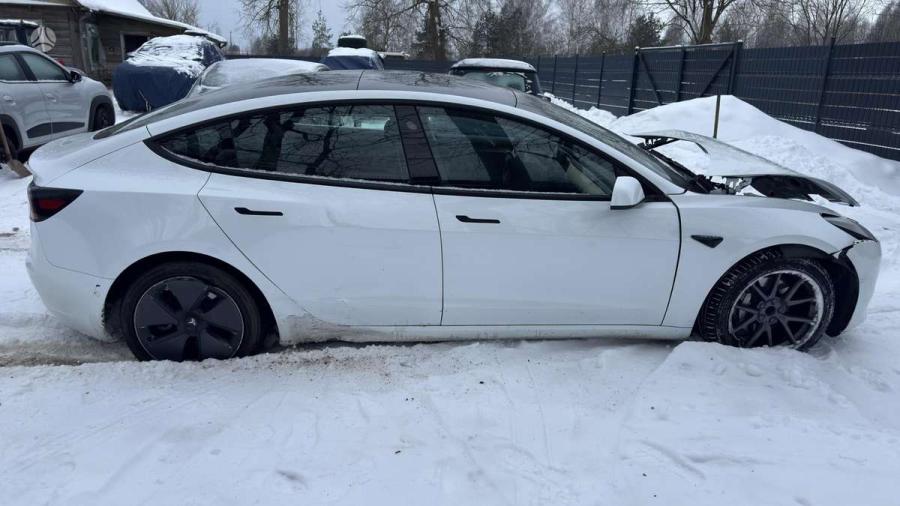 White Tesla Model 3 2021 in Jonava, with an engine capacity of 0.00 L and mileage of 60 thousand km for 9550 €, photo 7 on AUTOMOTO.COM.LV