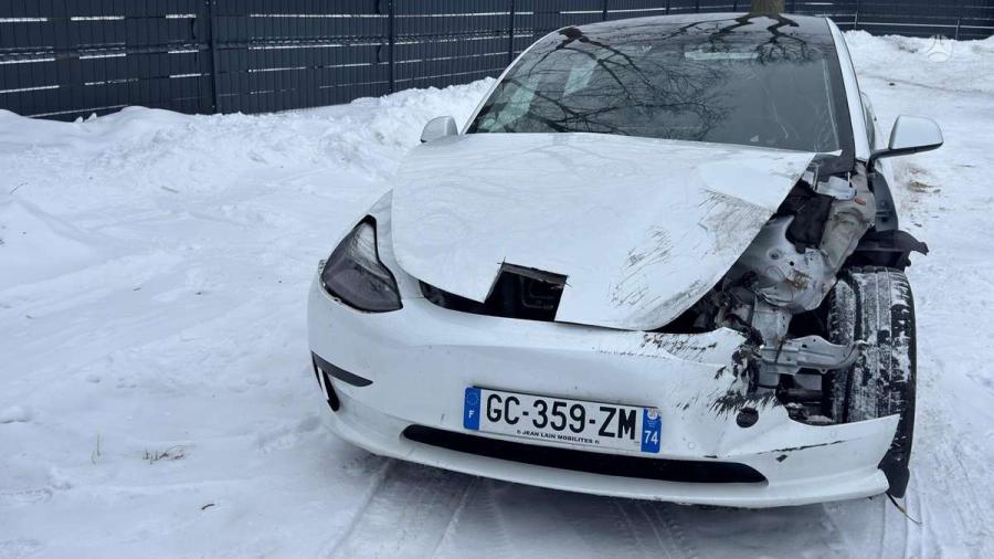 White Tesla Model 3 2021 in Jonava, with an engine capacity of 0.00 L and mileage of 60 thousand km for 9550 €, photo 8 on AUTOMOTO.COM.LV