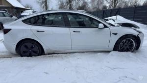 White Tesla Model 3 2021 in Jonava, with an engine capacity of 0.00 L and mileage of 60 thousand km for 9550 €, photo 14 on AUTOMOTO.COM.LV