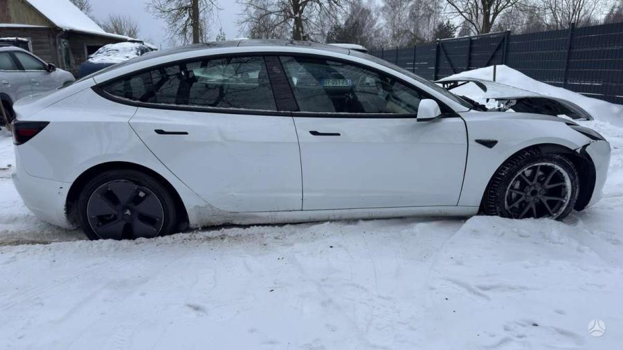 White Tesla Model 3 2021 in Jonava, with an engine capacity of 0.00 L and mileage of 60 thousand km for 9550 €, photo 14 on AUTOMOTO.COM.LV