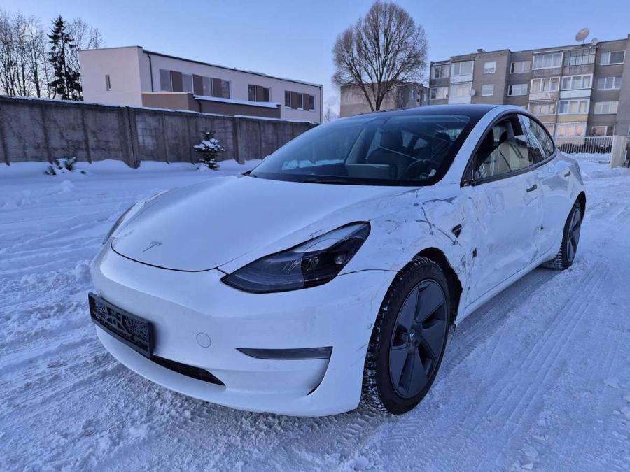 White Tesla Model 3 2021 in Mazeikiai, with an engine capacity of 0.00 L and mileage of 141 thousand km for 13900 €, photo 1 on AUTOMOTO.COM.LV