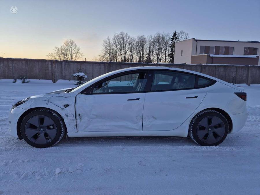 White Tesla Model 3 2021 in Mazeikiai, with an engine capacity of 0.00 L and mileage of 141 thousand km for 13900 €, photo 2 on AUTOMOTO.COM.LV