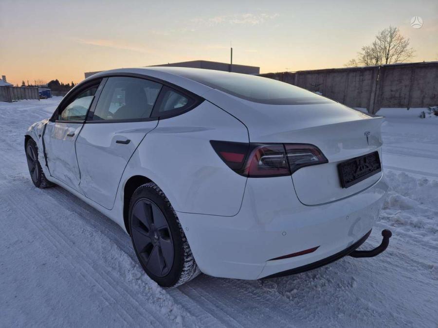 White Tesla Model 3 2021 in Mazeikiai, with an engine capacity of 0.00 L and mileage of 141 thousand km for 13900 €, photo 3 on AUTOMOTO.COM.LV