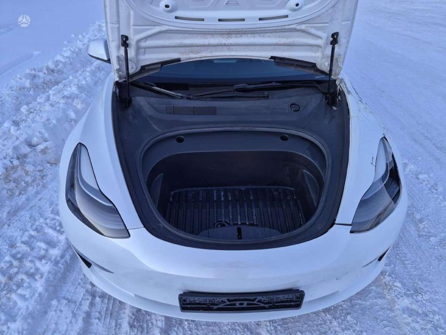 White Tesla Model 3 2021 in Mazeikiai, with an engine capacity of 0.00 L and mileage of 141 thousand km for 13900 €, photo 12 on AUTOMOTO.COM.LV