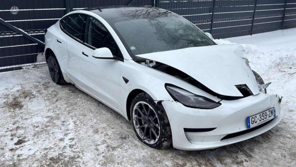White Tesla Model 3 2021 in Jonava, with an engine capacity of 0.00 L and mileage of 60 thousand km for 9350 €, photo 1 on AUTOMOTO.COM.LV