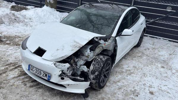 White Tesla Model 3 2021 in Jonava, with an engine capacity of 0.00 L and mileage of 60 thousand km for 9350 €, photo 3 on AUTOMOTO.COM.LV