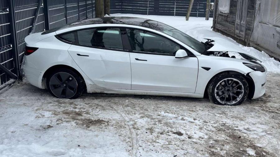 White Tesla Model 3 2021 in Jonava, with an engine capacity of 0.00 L and mileage of 60 thousand km for 9350 €, photo 8 on AUTOMOTO.COM.LV
