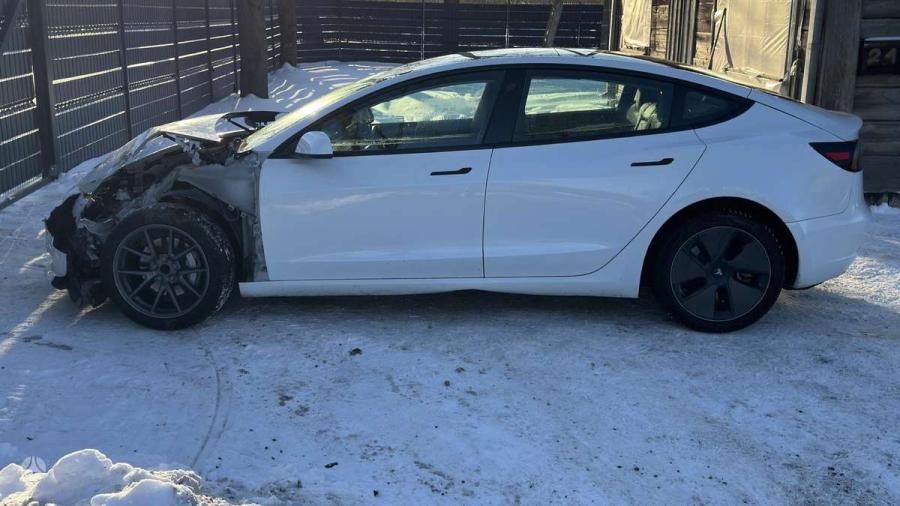 White Tesla Model 3 2021 in Jonava, with an engine capacity of 0.00 L and mileage of 60 thousand km for 9350 €, photo 12 on AUTOMOTO.COM.LV
