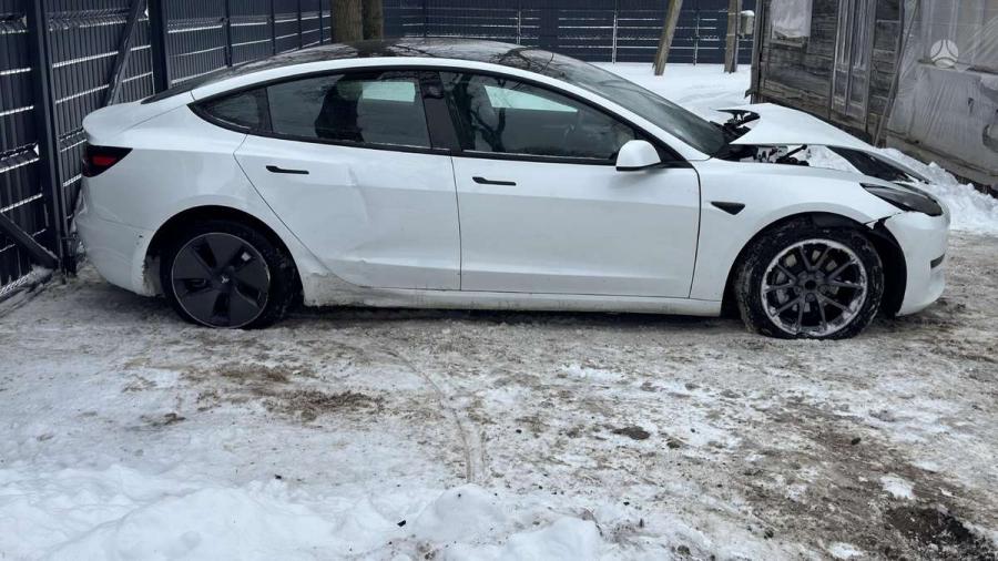 White Tesla Model 3 2021 in Jonava, with an engine capacity of 0.00 L and mileage of 60 thousand km for 9350 €, photo 16 on AUTOMOTO.COM.LV