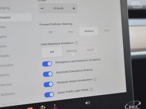 Белый Тесла Модель 3 2021 в Рига, объемом двигателя 0.00 л и пробегом 59 тыс. км за 27900 €, фото 8 на AUTOMOTO.COM.LV