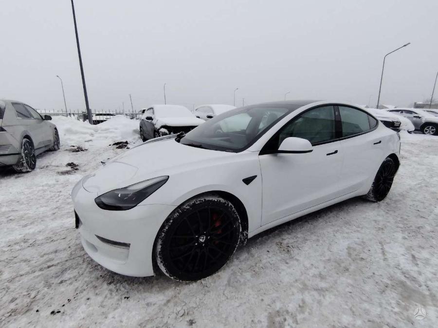 Balts Tesla Model 3 2021 Šauļi, ar dzinēja tilpumu 0.00 L un nobraukumu 125 tūkst. km par 17900 €, foto 1 vietnē AUTOMOTO.COM.LV