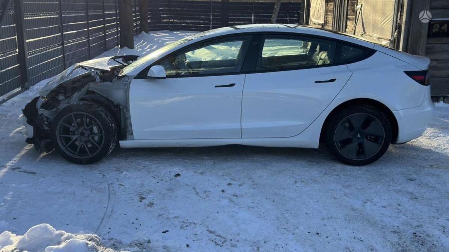 Balts Tesla Model 3 2021 Jonava, ar dzinēja tilpumu 0.00 L un nobraukumu 60 tūkst. km par 8850 €, foto 4 vietnē AUTOMOTO.COM.LV