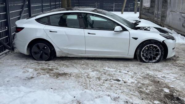 White Tesla Model 3 2021 in Jonava, with an engine capacity of 0.00 L and mileage of 60 thousand km for 8850 €, photo 8 on AUTOMOTO.COM.LV