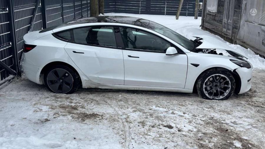 Balts Tesla Model 3 2021 Jonava, ar dzinēja tilpumu 0.00 L un nobraukumu 60 tūkst. km par 8850 €, foto 16 vietnē AUTOMOTO.COM.LV