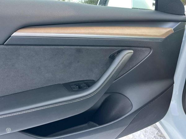 White Tesla Model 3 2021 in Kaunas, with an engine capacity of 0.00 L and mileage of 227 thousand km for 18200 €, photo 11 on AUTOMOTO.COM.LV