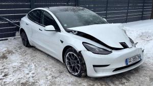 Balts Tesla Model 3 2021 Jonava, ar dzinēja tilpumu 0.00 L un nobraukumu 66 tūkst. km par 8850 €, foto  vietnē AUTOMOTO.COM.LV