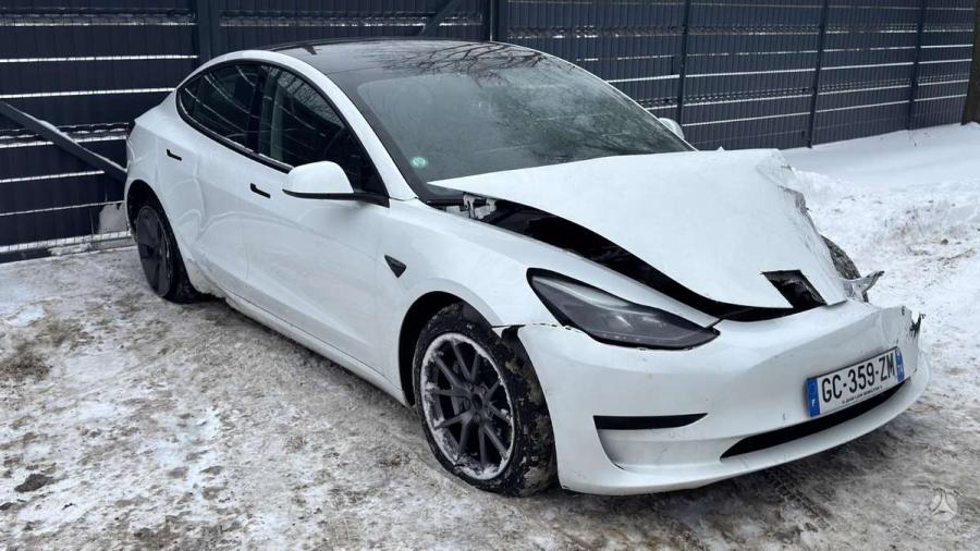 White Tesla Model 3 2021 in Jonava, with an engine capacity of 0.00 L and mileage of 66 thousand km for 8850 €, photo 1 on AUTOMOTO.COM.LV