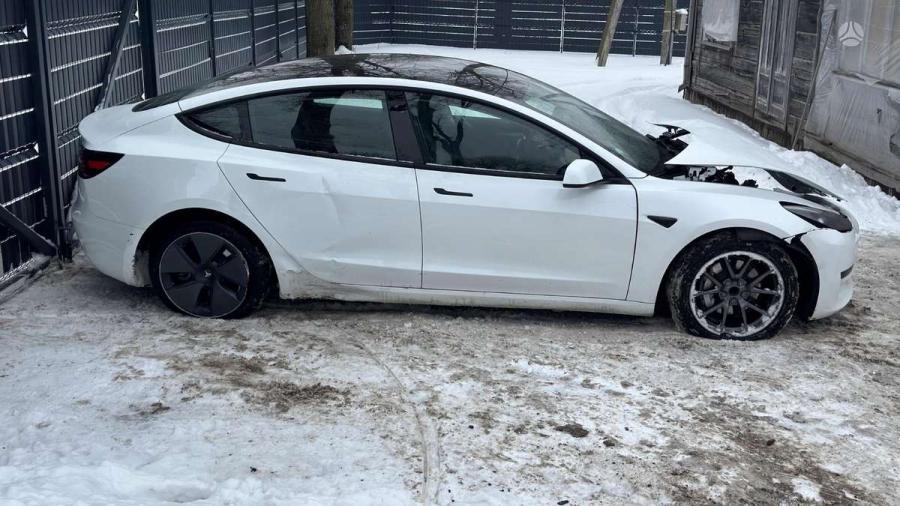 White Tesla Model 3 2021 in Jonava, with an engine capacity of 0.00 L and mileage of 66 thousand km for 8850 €, photo 8 on AUTOMOTO.COM.LV
