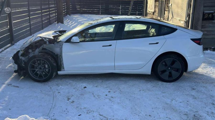 White Tesla Model 3 2021 in Jonava, with an engine capacity of 0.00 L and mileage of 66 thousand km for 8850 €, photo 12 on AUTOMOTO.COM.LV