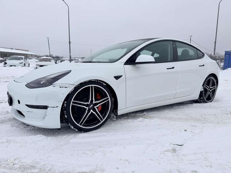 White Tesla Model 3 2021 in Siauliai, with an engine capacity of 0.00 L and mileage of 22 thousand km for 18850 €, photo 1 on AUTOMOTO.COM.LV