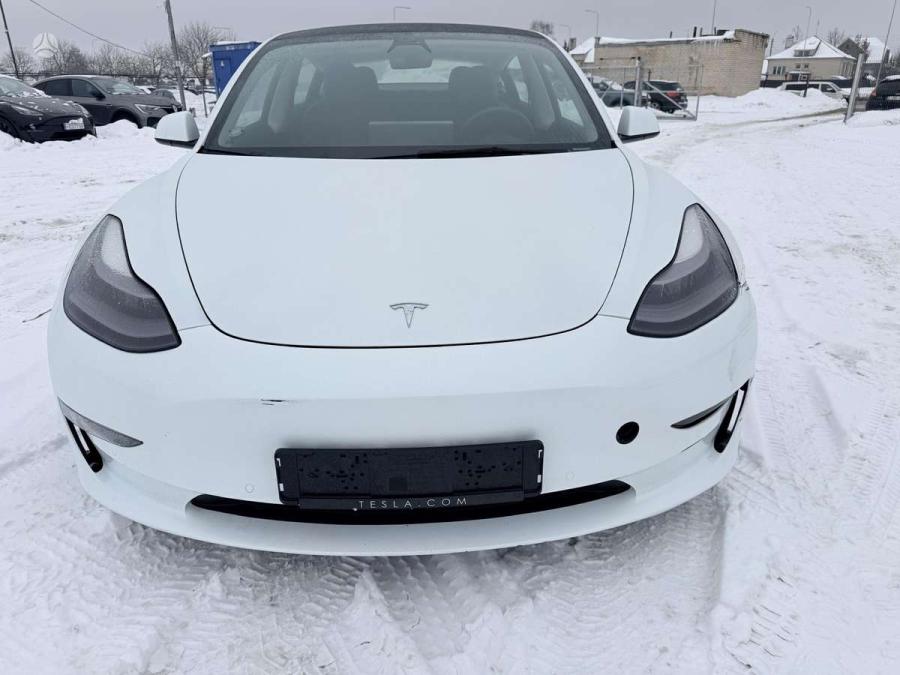 White Tesla Model 3 2021 in Siauliai, with an engine capacity of 0.00 L and mileage of 22 thousand km for 18850 €, photo 2 on AUTOMOTO.COM.LV