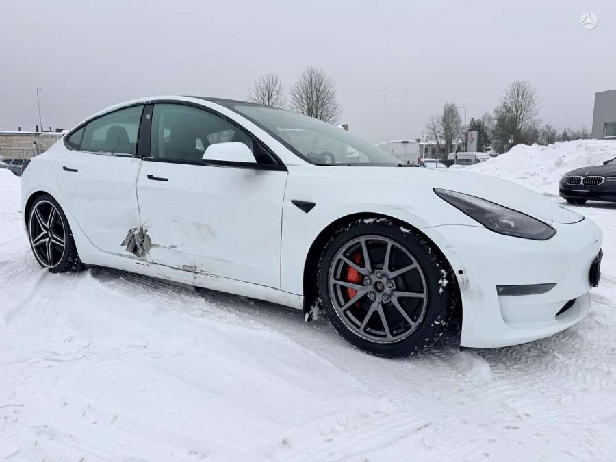 White Tesla Model 3 2021 in Siauliai, with an engine capacity of 0.00 L and mileage of 22 thousand km for 18850 €, photo 3 on AUTOMOTO.COM.LV
