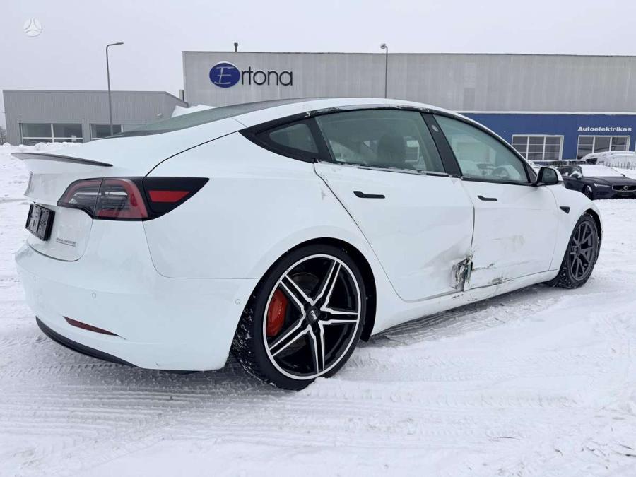 White Tesla Model 3 2021 in Siauliai, with an engine capacity of 0.00 L and mileage of 22 thousand km for 18850 €, photo 4 on AUTOMOTO.COM.LV