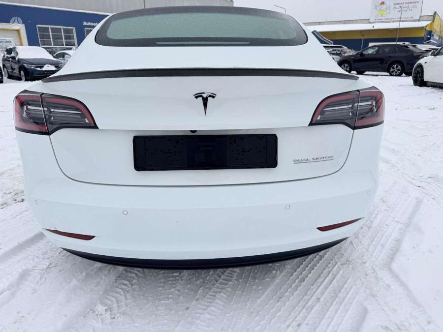 White Tesla Model 3 2021 in Siauliai, with an engine capacity of 0.00 L and mileage of 22 thousand km for 18850 €, photo 5 on AUTOMOTO.COM.LV