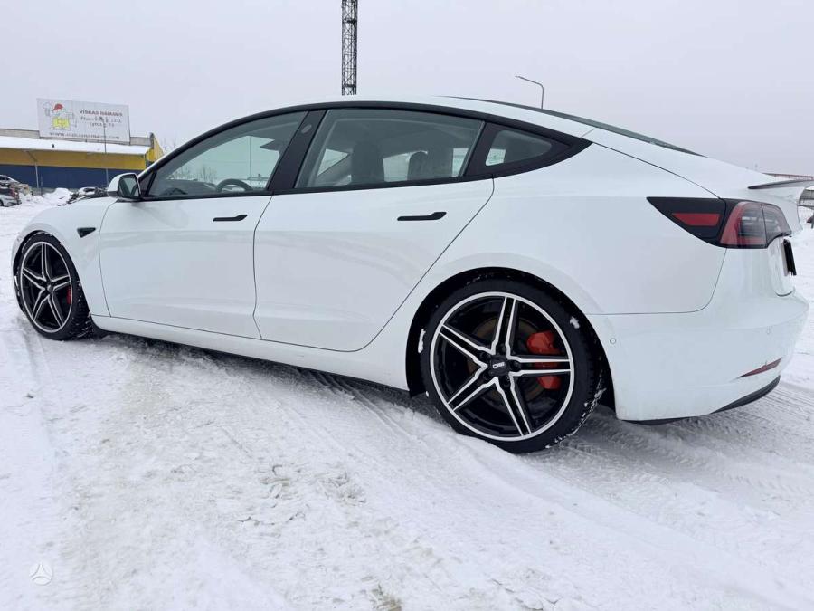 White Tesla Model 3 2021 in Siauliai, with an engine capacity of 0.00 L and mileage of 22 thousand km for 18850 €, photo 6 on AUTOMOTO.COM.LV
