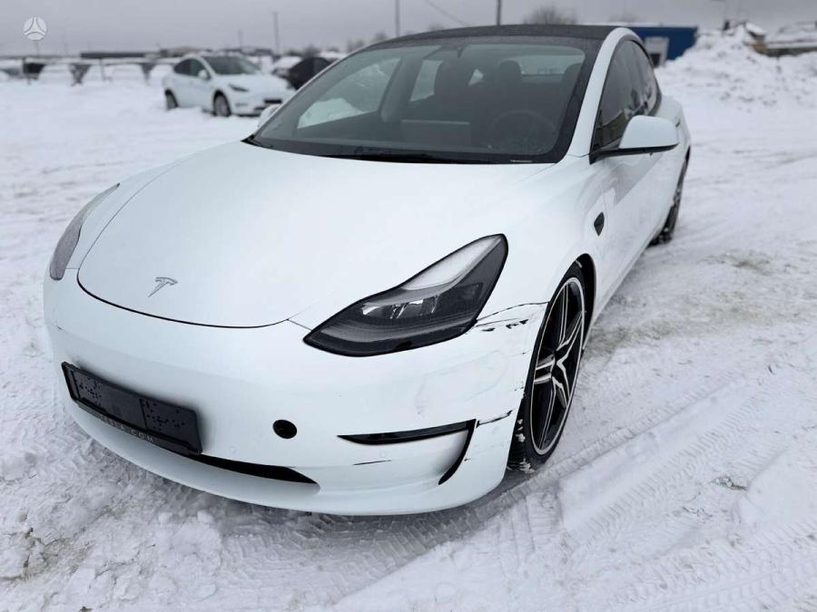 White Tesla Model 3 2021 in Siauliai, with an engine capacity of 0.00 L and mileage of 22 thousand km for 18850 €, photo 8 on AUTOMOTO.COM.LV