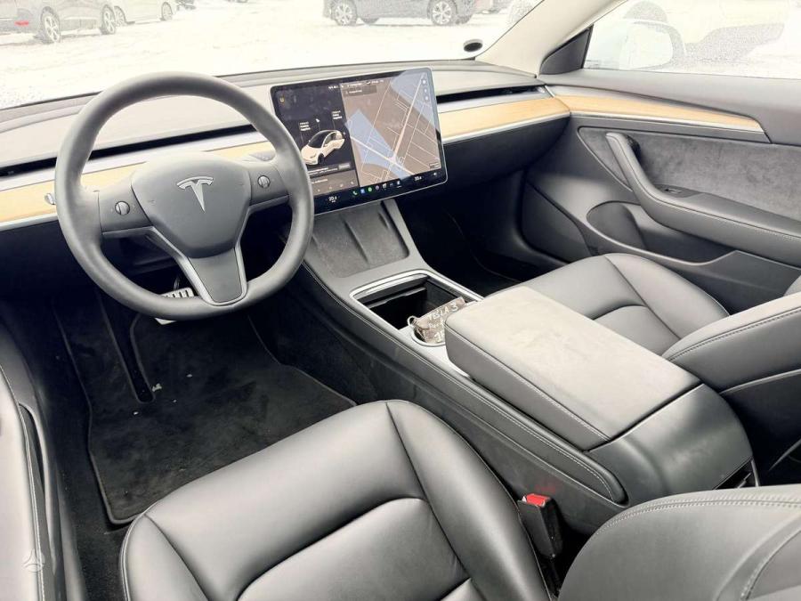 White Tesla Model 3 2021 in Siauliai, with an engine capacity of 0.00 L and mileage of 22 thousand km for 18850 €, photo 10 on AUTOMOTO.COM.LV