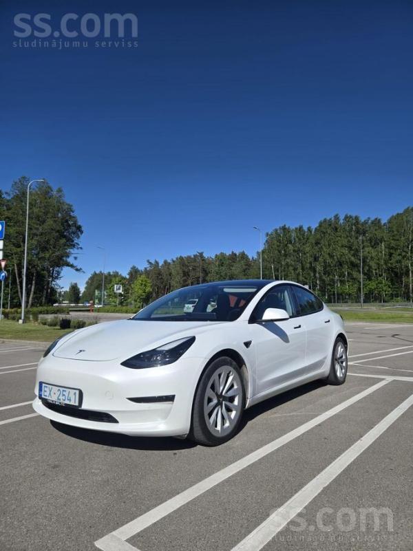 Balts Tesla Model 3 2021 Rīga, ar dzinēja tilpumu 0.00 L un nobraukumu 106 tūkst. km par 23750 €, foto 1 vietnē AUTOMOTO.COM.LV