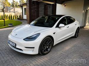 Белый Тесла Модель 3 2021 в Рига, объемом двигателя 0.00 л и пробегом 118 тыс. км за 22500 €, фото  на AUTOMOTO.COM.LV