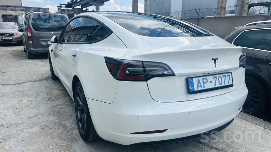 White Tesla Model 3 2021 in Riga, with an engine capacity of 0.00 L and mileage of 75 thousand km for 23800 €, photo 1 on AUTOMOTO.COM.LV