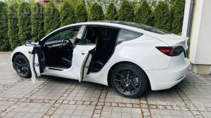 White Tesla Model 3 2021 in Riga, with an engine capacity of 0.00 L and mileage of 75 thousand km for 23800 €, photo 6 on AUTOMOTO.COM.LV