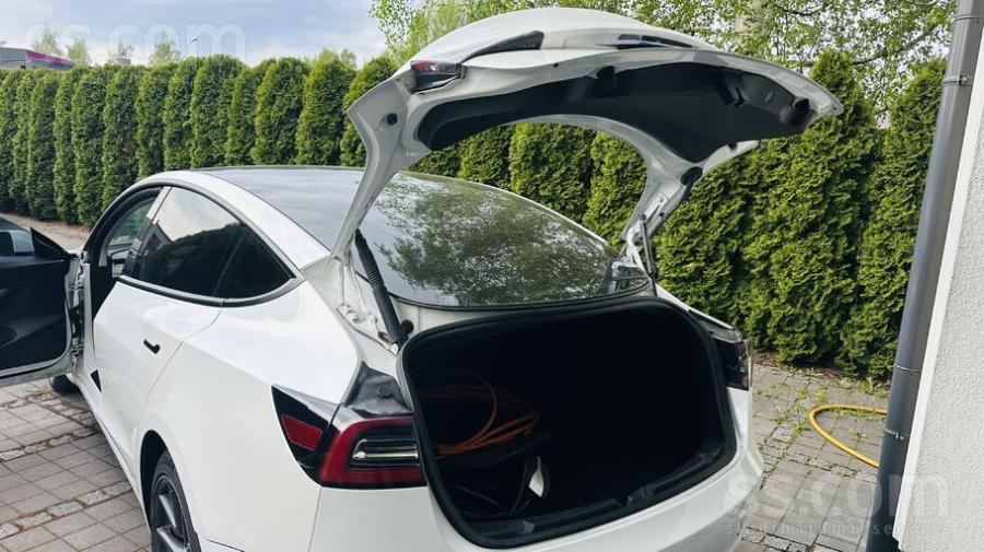 White Tesla Model 3 2021 in Riga, with an engine capacity of 0.00 L and mileage of 75 thousand km for 23800 €, photo 8 on AUTOMOTO.COM.LV