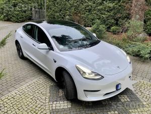 Balts Tesla Model 3 2021 Rīga, ar dzinēja tilpumu 0.00 L un nobraukumu 82 tūkst. km par 25500 €, foto 1 vietnē AUTOMOTO.COM.LV