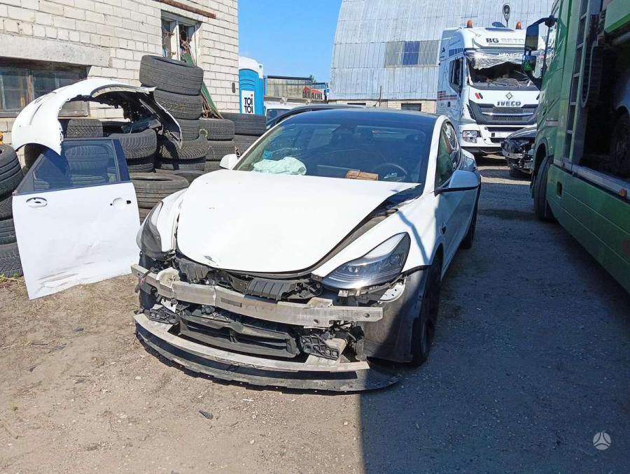 White Tesla Model 3 2021 in Marijampole, with an engine capacity of 0.00 L and mileage of 174 thousand km for 12500 €, photo 3 on AUTOMOTO.COM.LV